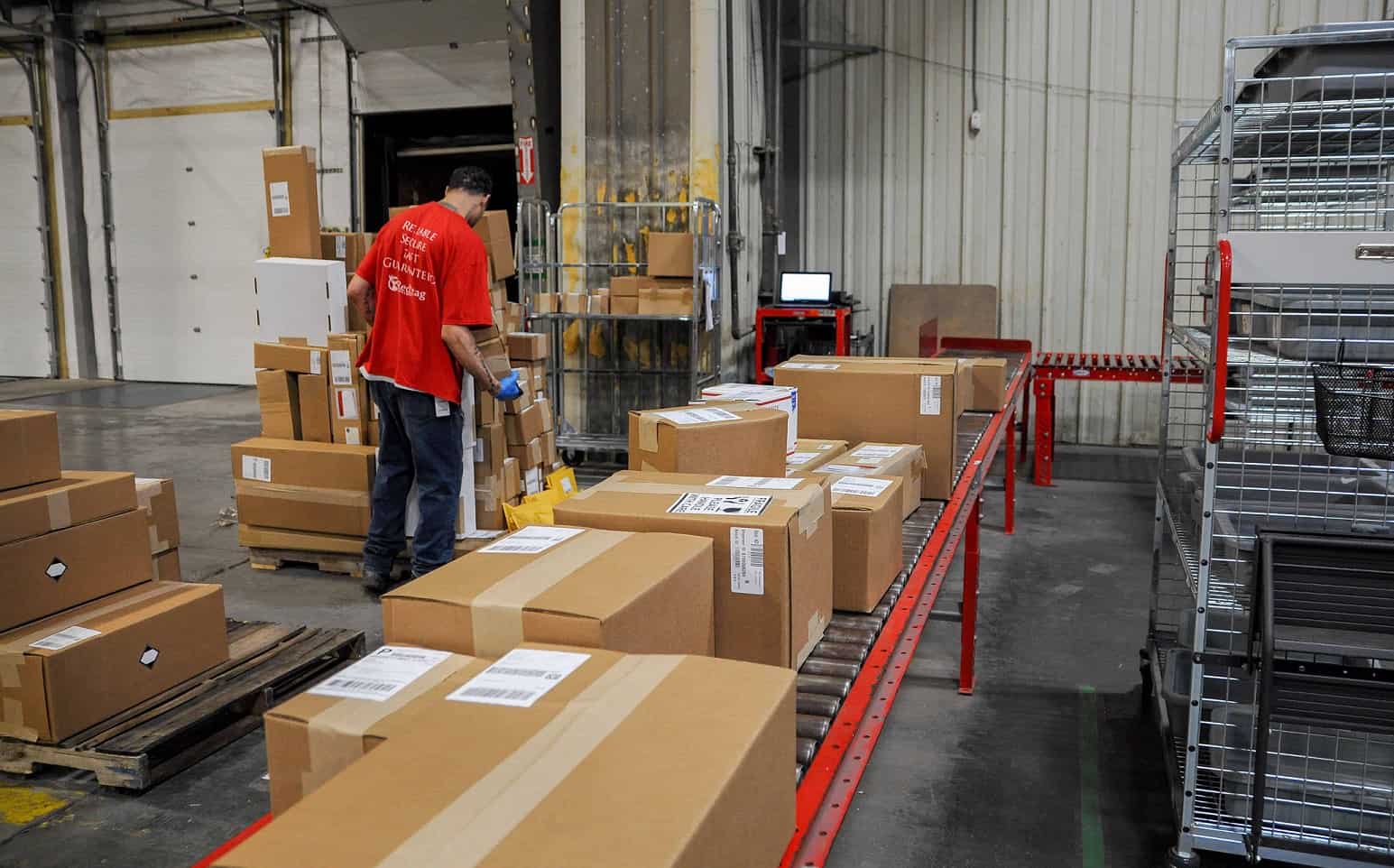 Unloading floor-loaded containers: an ecommerce guide | Red Stag ...